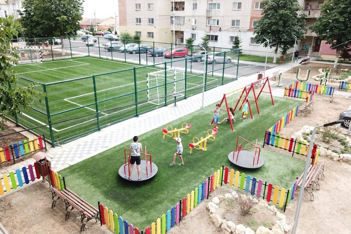 Vești bune pentru părinți și copii. S-a mai făcut un parc cu locuri de ...