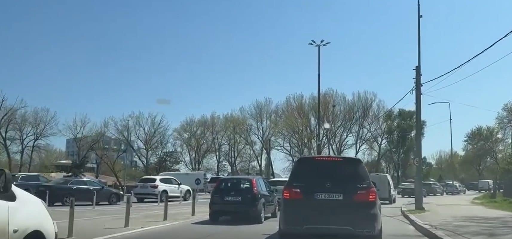VIDEO / Blocaj în trafic și cozi uriașe la sensul giratoriu Păpădie ...